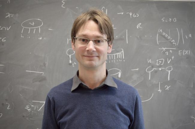 Simulating Strongly Correlated Systems With Tensor Network Algorithms